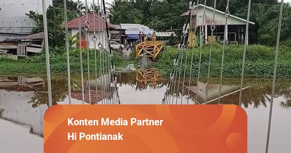 Jembatan Gantung Gelamak Sambas Ambruk, Kini Warga Menyeberang Pakai ...